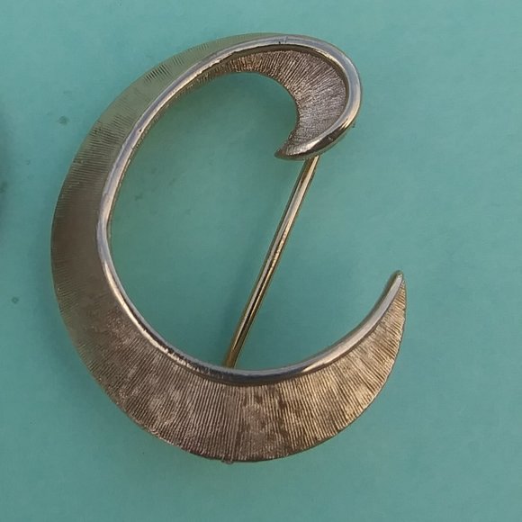 Crown Trifari | Jewelry | Vintage Crown Trifari Textured Gold Tone ...